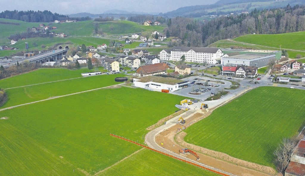 Für die Migros Uznach sind Bagger aufgefahren - Hoefner