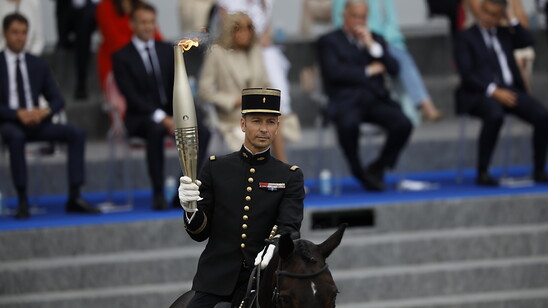 Olympische Flamme in Paris eingetroffen - Hoefner