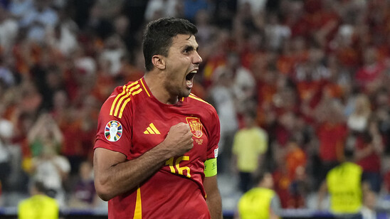 Rodri holt sich die MVP-Trophäe - Hoefner