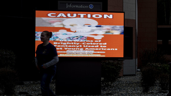 Behörden beschlagnahmen mehr als 400'000 Fentanyl-Tabletten - Hoefner