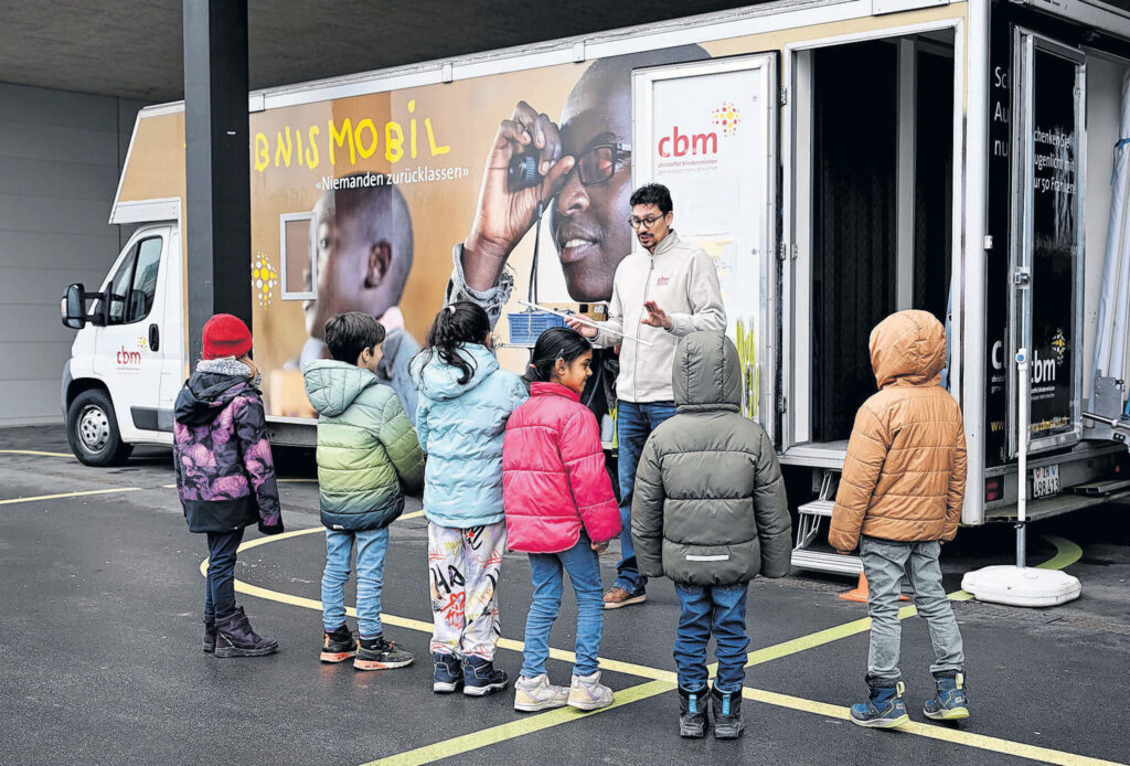 Kinder ertasten sich Wissen über Sehbehinderungen - Höfner Volksblatt