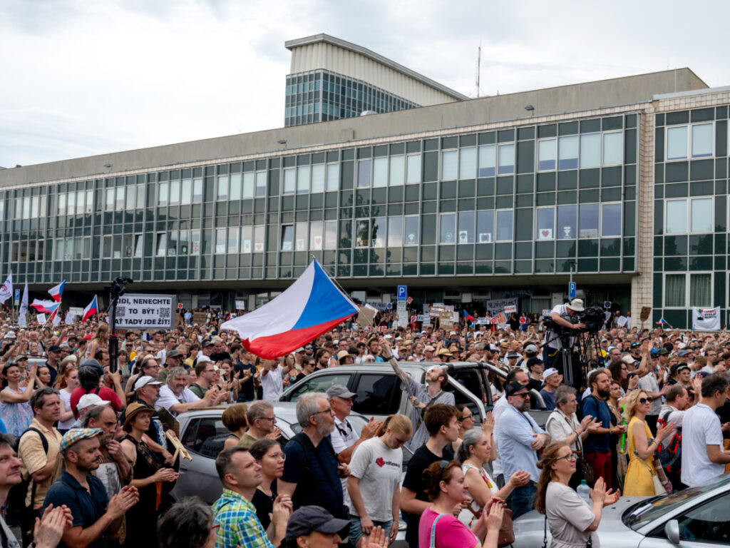 Tausende demonstrieren in Prag für öffentlich-rechtliche Medien ...